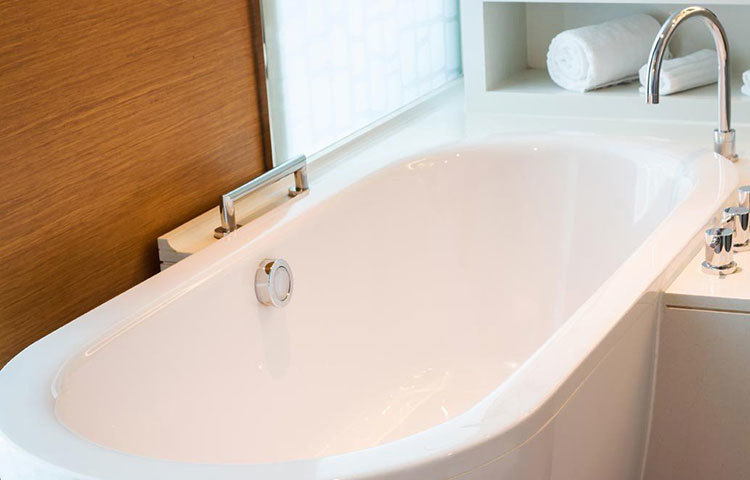 বাথটবে গোসল করার সময় দুর্ঘটনা এড়াতে যে বিষয়গুলো এড়াবেন