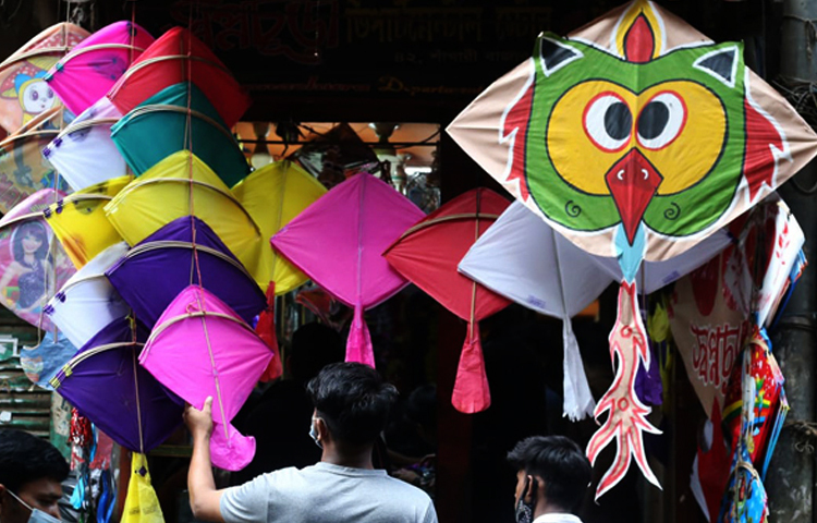 পুরান ঢাকায় বসেছে বাহারি ঘুড়ির পসরা