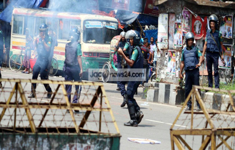 শাহবাগে ডিপ্লোমা মেডিকেল শিক্ষার্থী-পুলিশ সংঘর্ষ