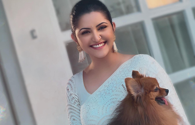 কুকুর নিয়ে আনন্দে মেতেছেন পরীমনি