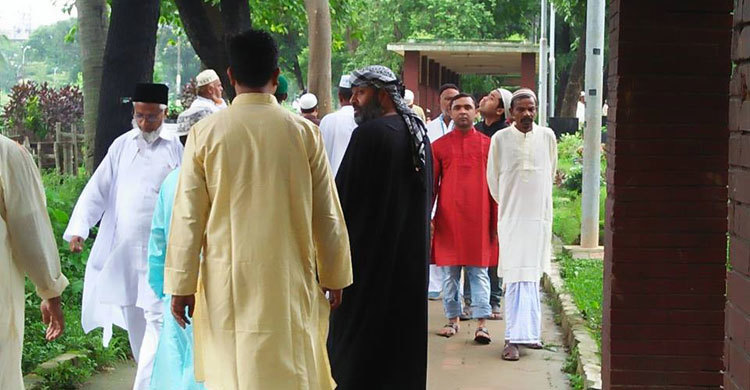 নামাজ শেষে কবর জিয়ারতে মানুষের ঢল
