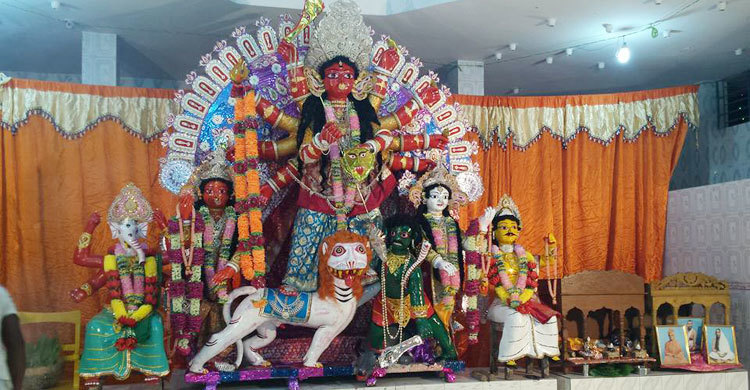 তিনশ বছর ধরে পূজা হচ্ছে উপমহাদেশে একমাত্র লাল দুর্গার