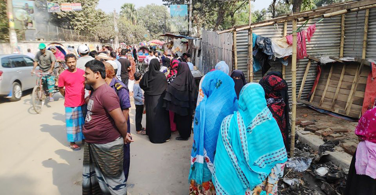 ভরদুপুরে ফাঁকা রাস্তায় পেঁয়াজের ট্রাকের জন্য অপেক্ষা