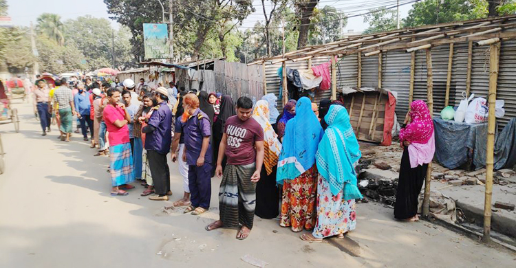 ভরদুপুরে ফাঁকা রাস্তায় পেঁয়াজের ট্রাকের জন্য অপেক্ষা