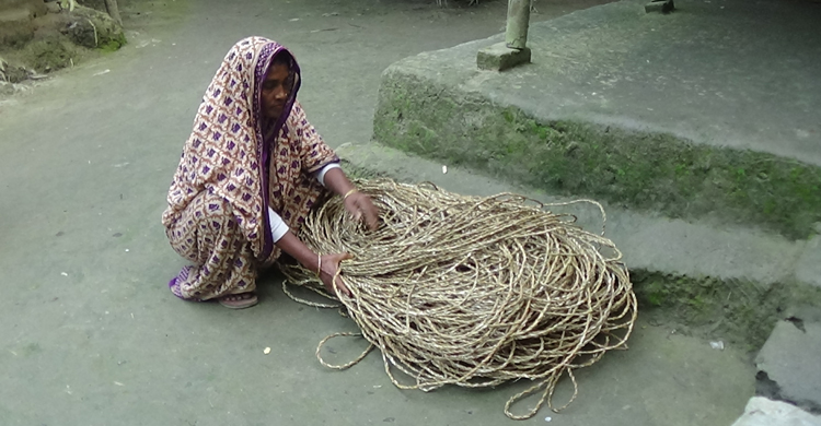 ২০ হাজার নারীর ভাগ্য খুলেছে হোগলা পাতার দড়ি