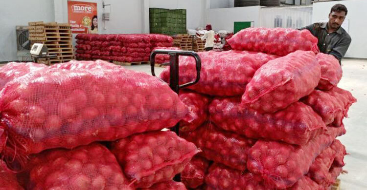 India lifts ban on onion exports as prices plunge