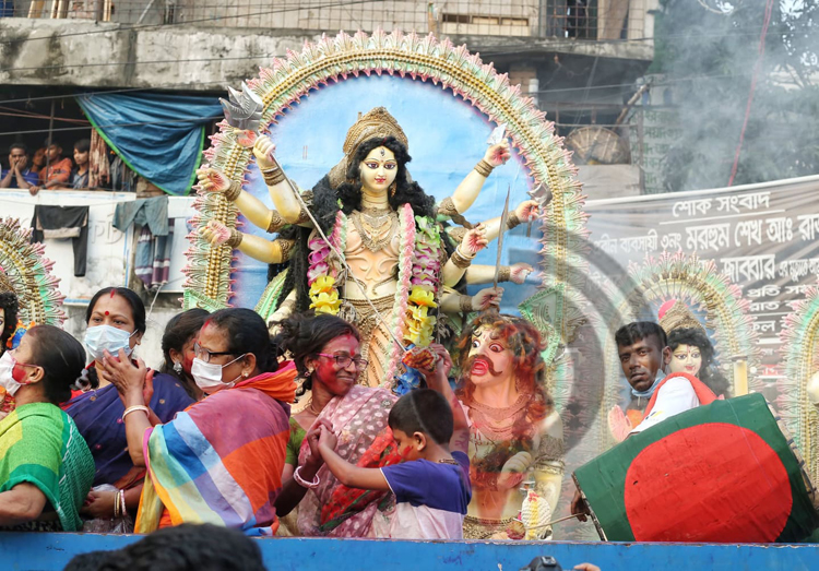 প্রতিমা বিসর্জনের মধ্য দিয়ে শেষ হল দুর্গাপূজা