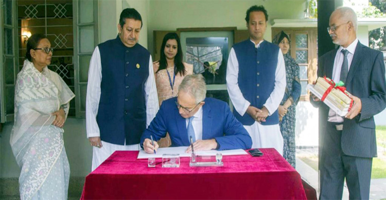 বঙ্গবন্ধুর প্রতিকৃতিতে টনি ব্লেয়ারের শ্রদ্ধা