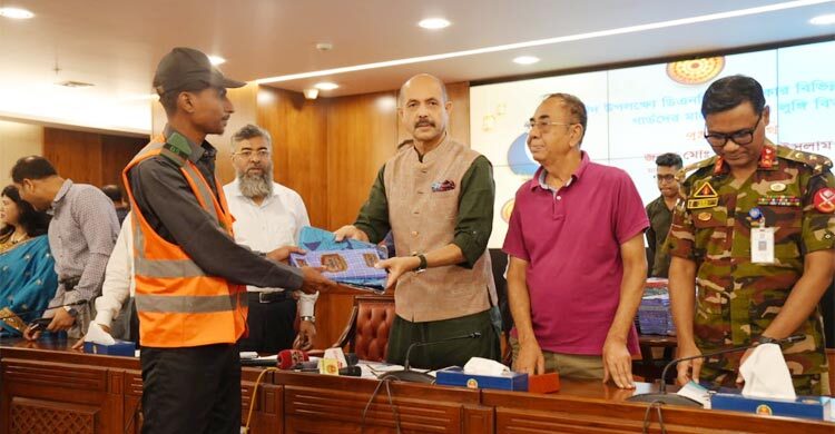 ৮০০ দারোয়ানকে শাড়ি-লুঙ্গি উপহার দিলেন মেয়র আতিক