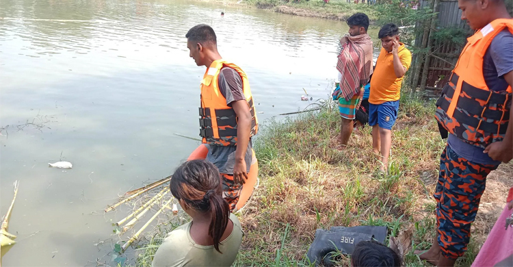 ঘেরে চুন ছিটানোর সময় নৌকা উল্টে শ্রমিকের মৃত্যু