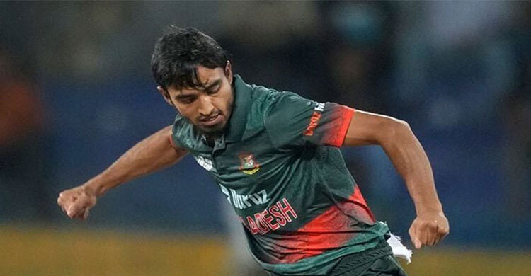 বল হাতে আগুন ঝরাচ্ছেন তানজিম সাকিব