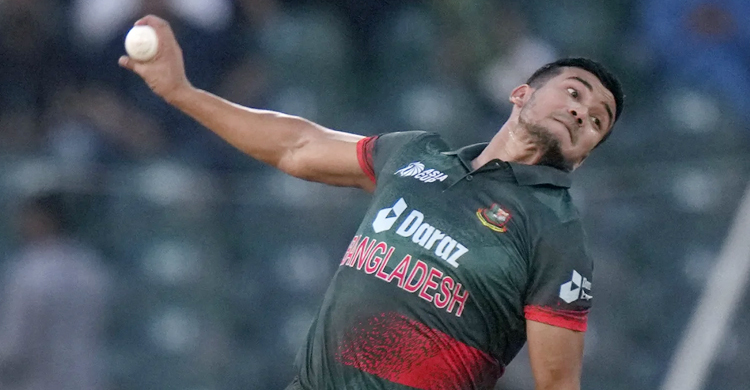 বাবর আজমকে বোল্ড করলেন তাসকিন