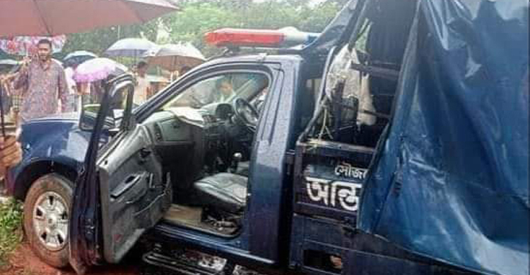 Three cops killed as train hits pickup van