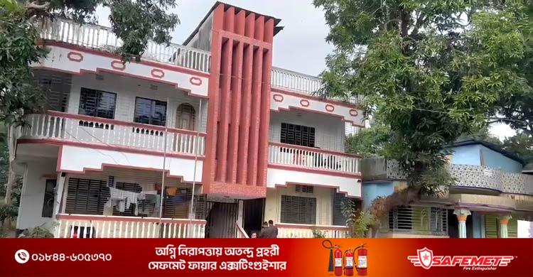 ফেনীতে বাবার বাড়ির সবখানে ছড়িয়ে তার স্মৃতি, নেই শুধু তিনি